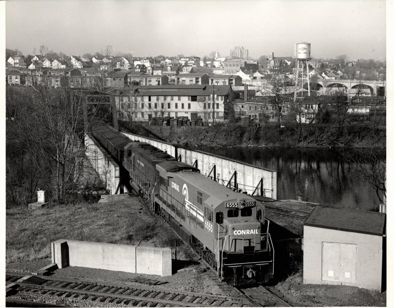 Photograph of U33C 6555 and an SD45 on train HB-8 "The Star" crossing ...